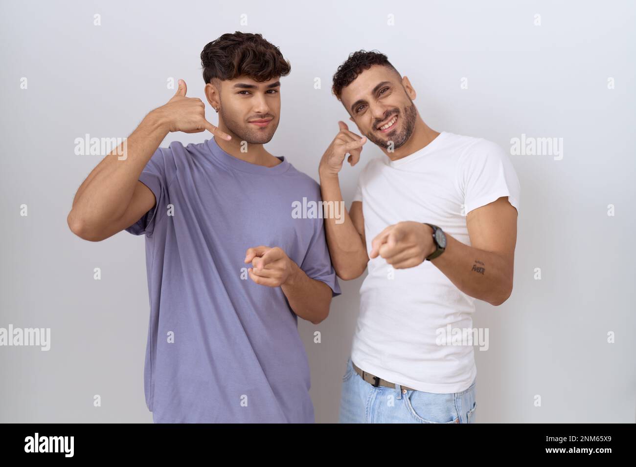Homosexuelles Schwules Paar Das Auf Weißem Hintergrund Steht Und