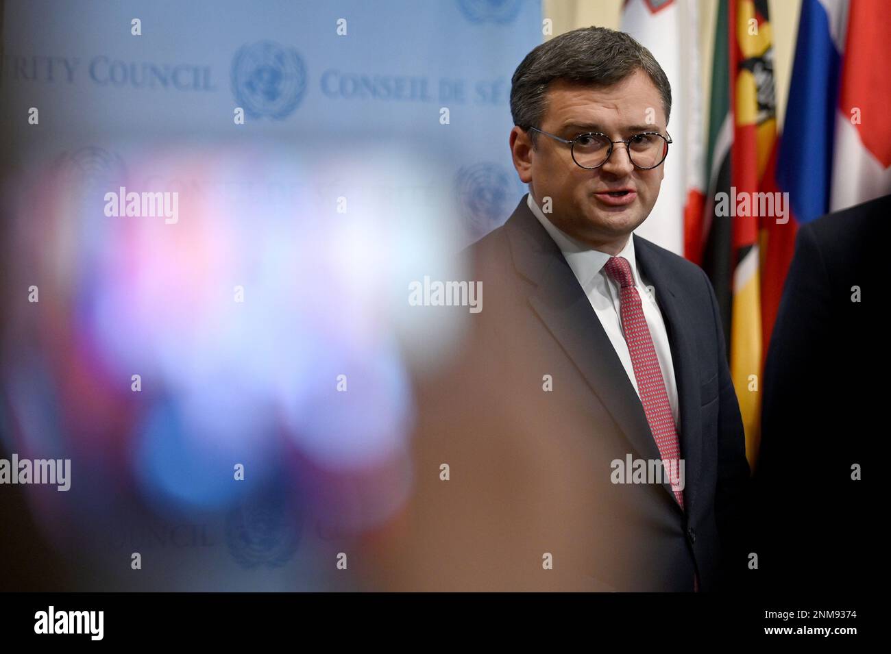Der ukrainische Außenminister Dmytro Kuleba spricht am 24. Februar 2023 ...