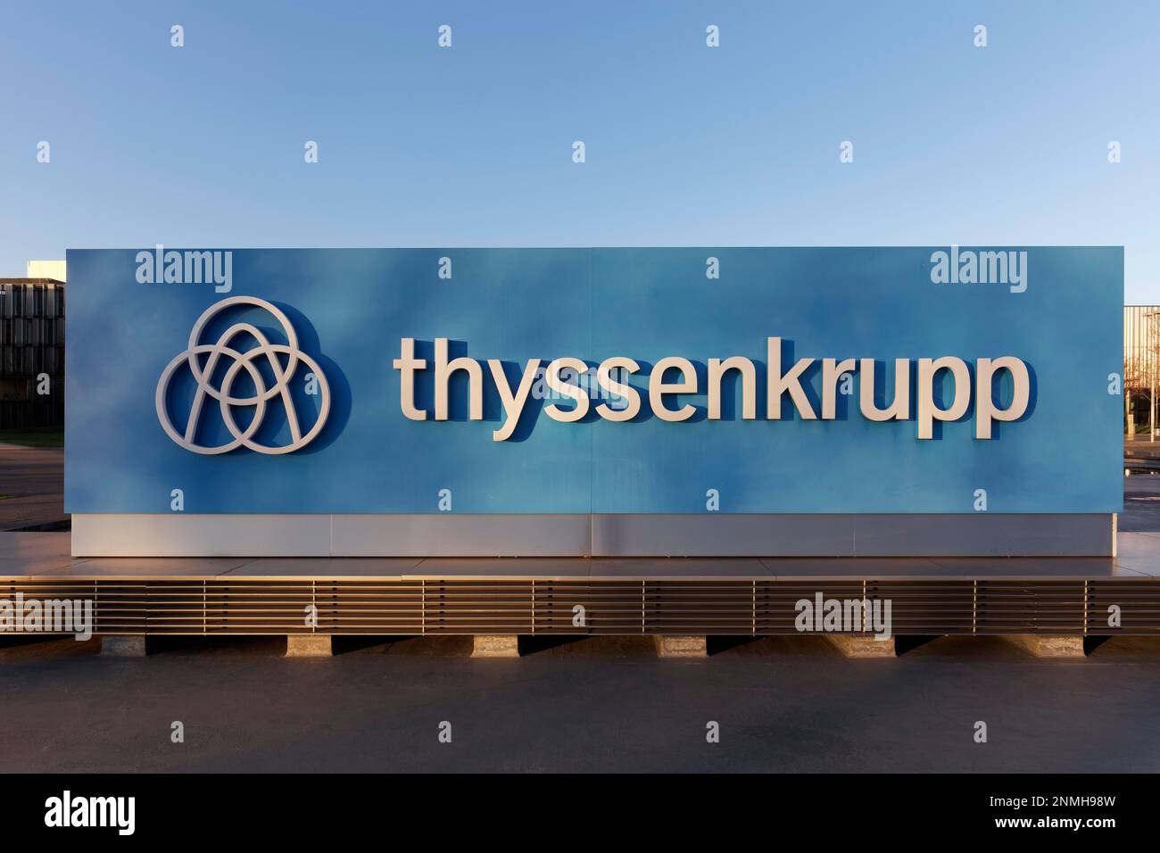 Thyssenkrupp logo -Fotos und -Bildmaterial in hoher Auflösung – Alamy