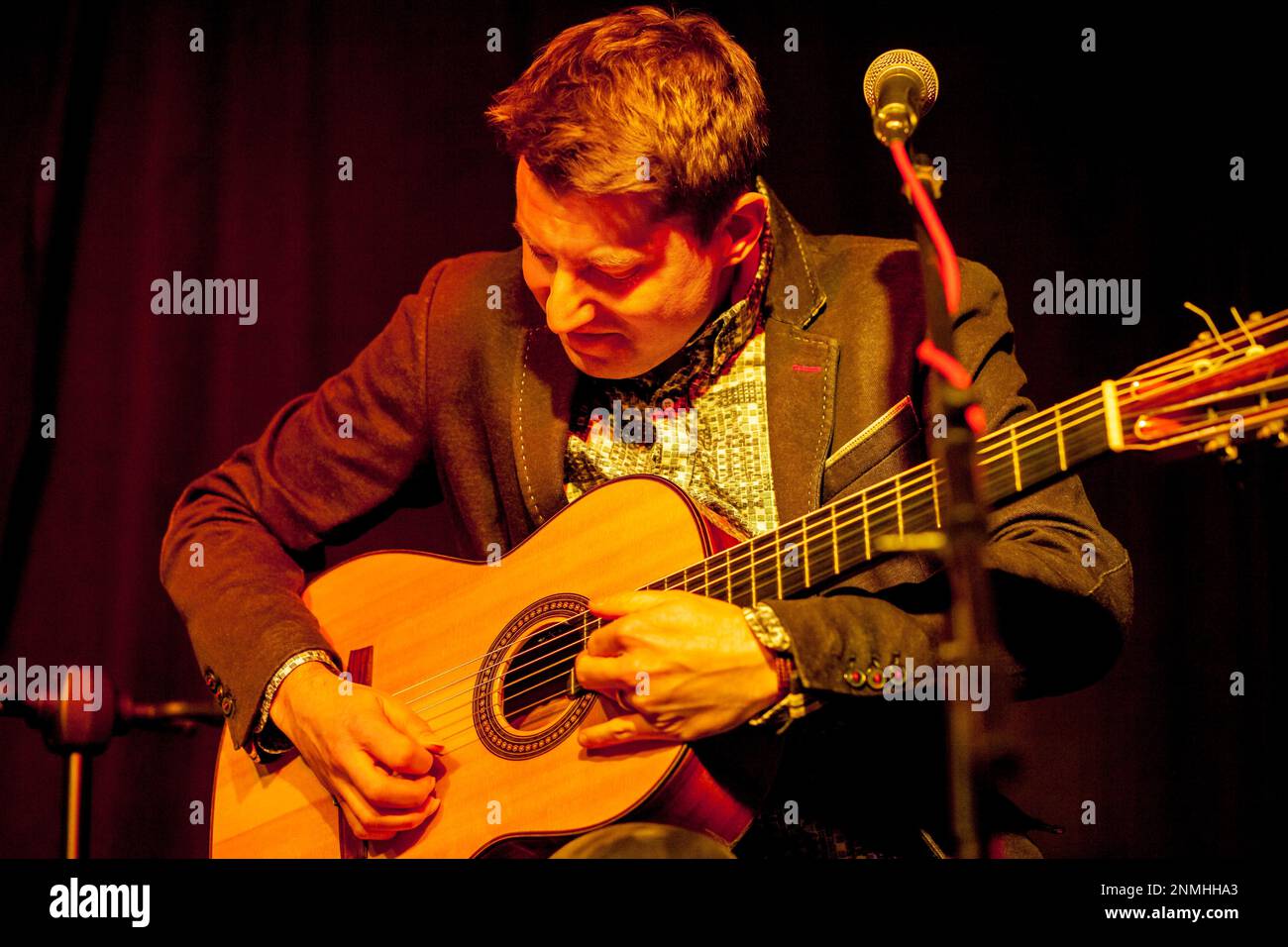 Gitarrist Daniel Stelter bei einem Konzert im Kulturraum des ...