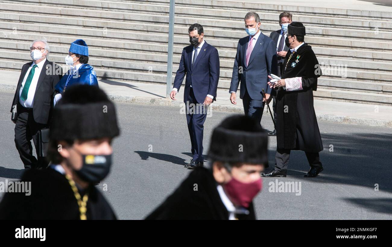 The King of Spain, Felipe VI, in a family photo with the President of the Andalusian Regional ...