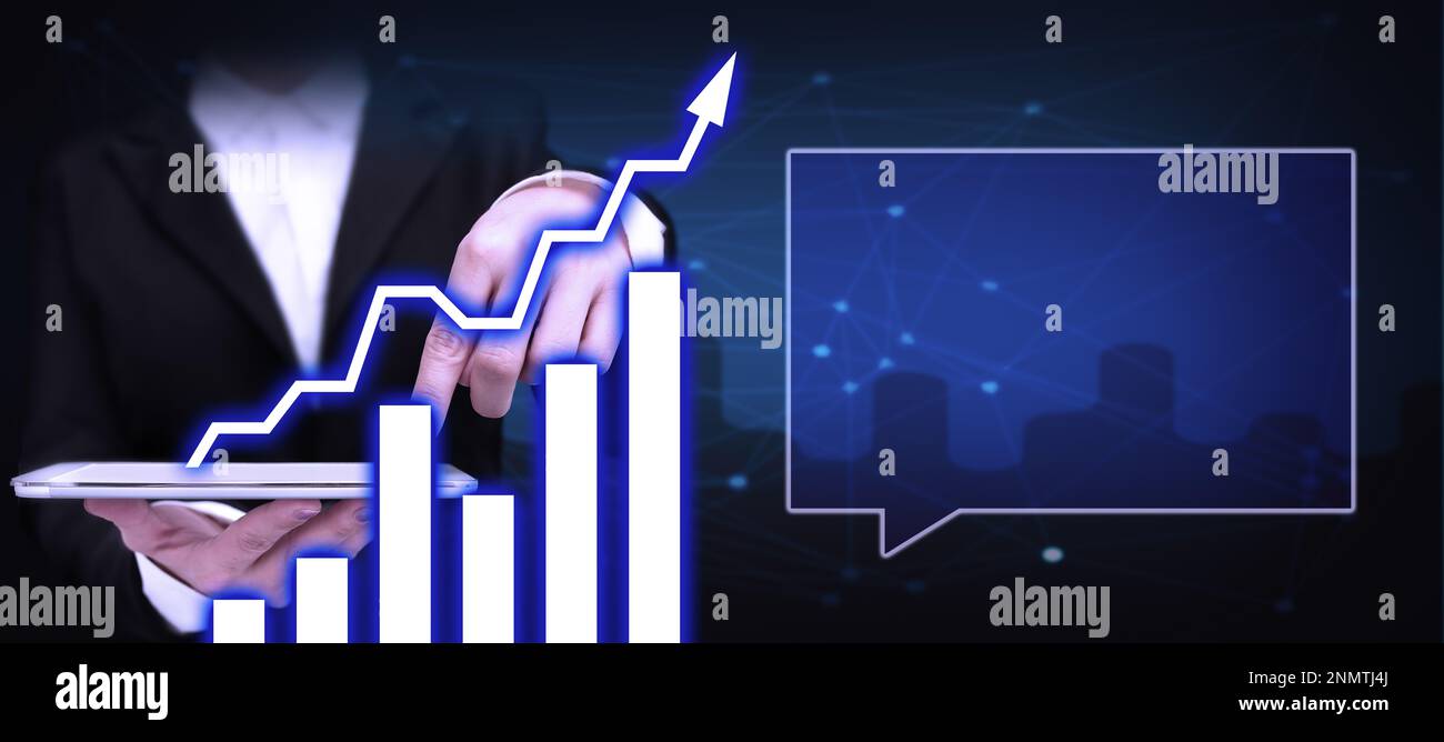 Lady-In-Office-Anzug Stehend Durch Drücken Der Virtuellen Taste Mit Dem ...