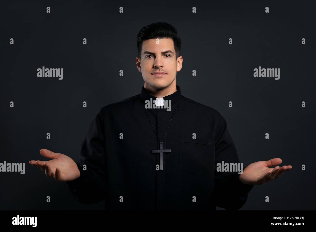 Geistliche soutane -Fotos und -Bildmaterial in hoher Auflösung – Alamy