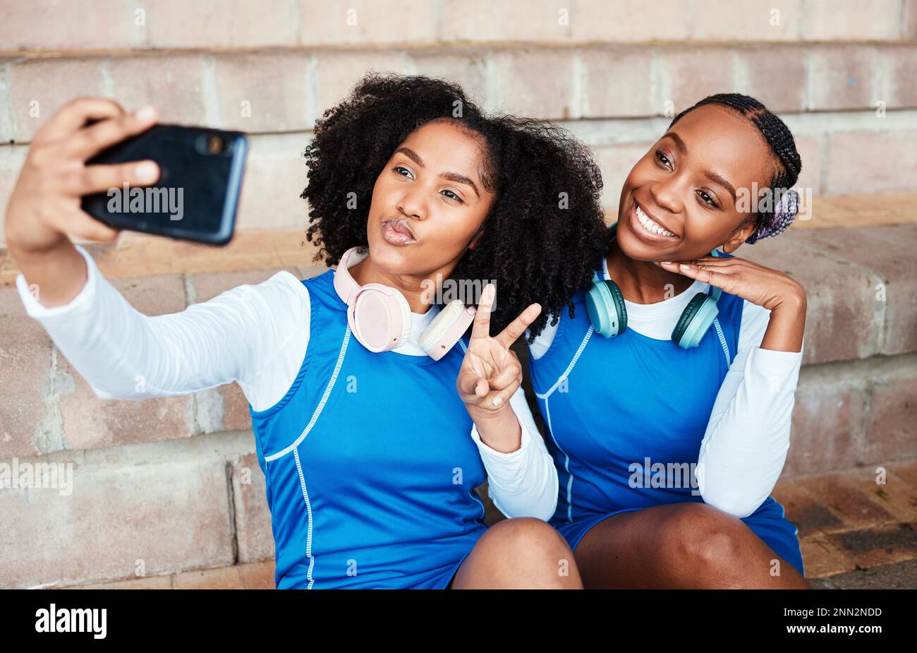 Sport, Freunde und Selfie vom Netball-Team auf den Stufen mit Lächeln ...