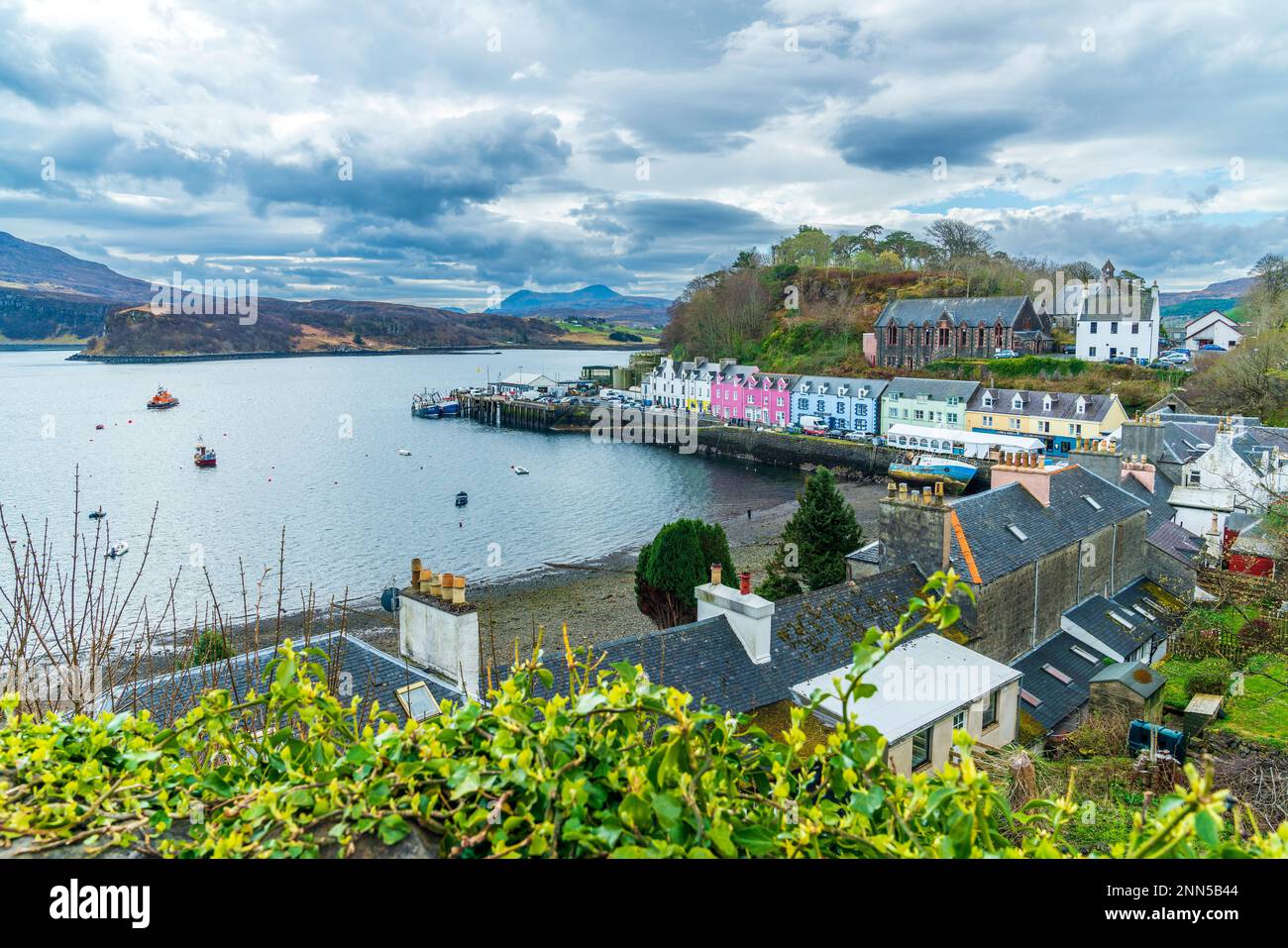 Portree waterfront isle skye scotland -Fotos und -Bildmaterial in hoher ...