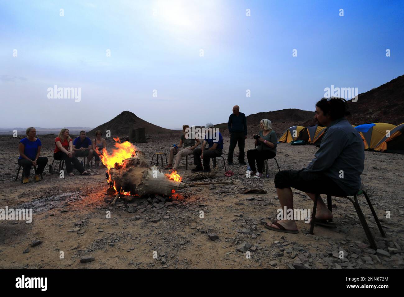 Sonnenuntergang über einem Trekker-Camp in Wadi Barwas, Al-Sharat, Wadi ...