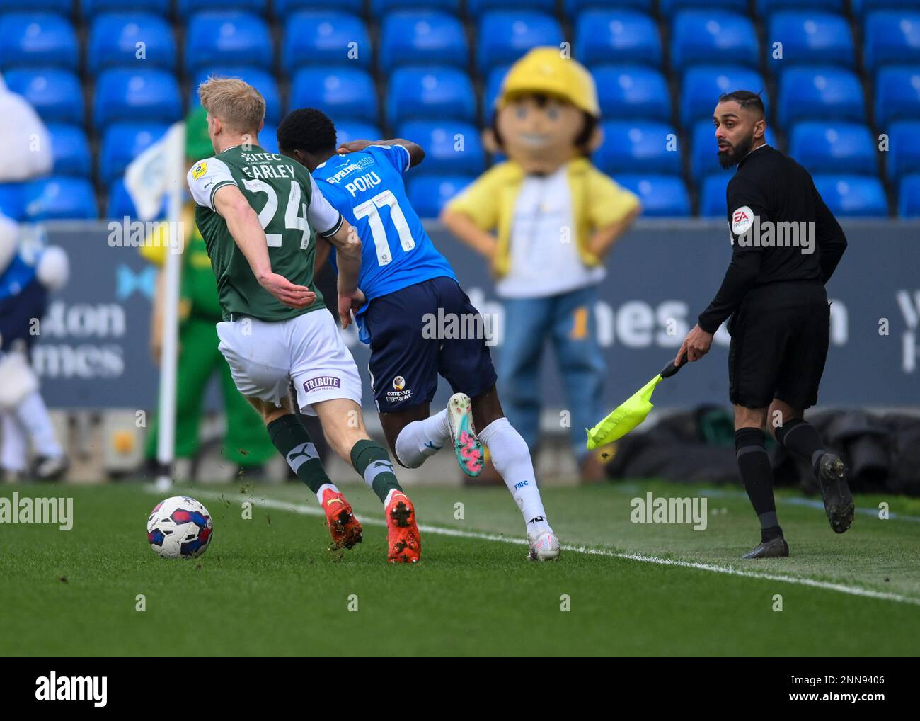 Plymouth Argyle Verteidiger Saxon Earley (24) Defending Peterborough ...