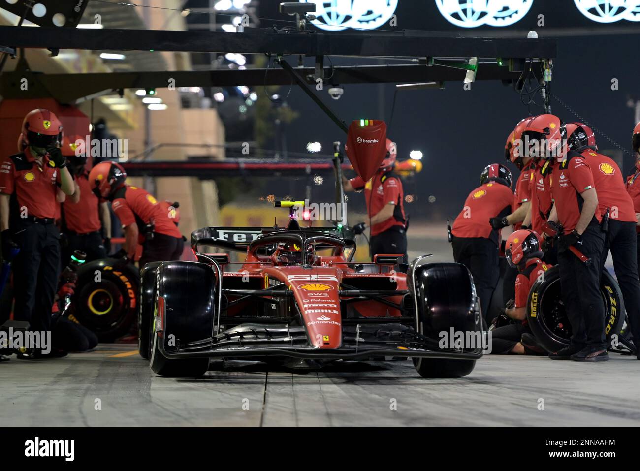 Sakhir, Bahrain. 25. Februar 2023 Carlos Sainz Jr (ESP) Ferrari SF-23 macht einen Boxenstopp. 25 ...