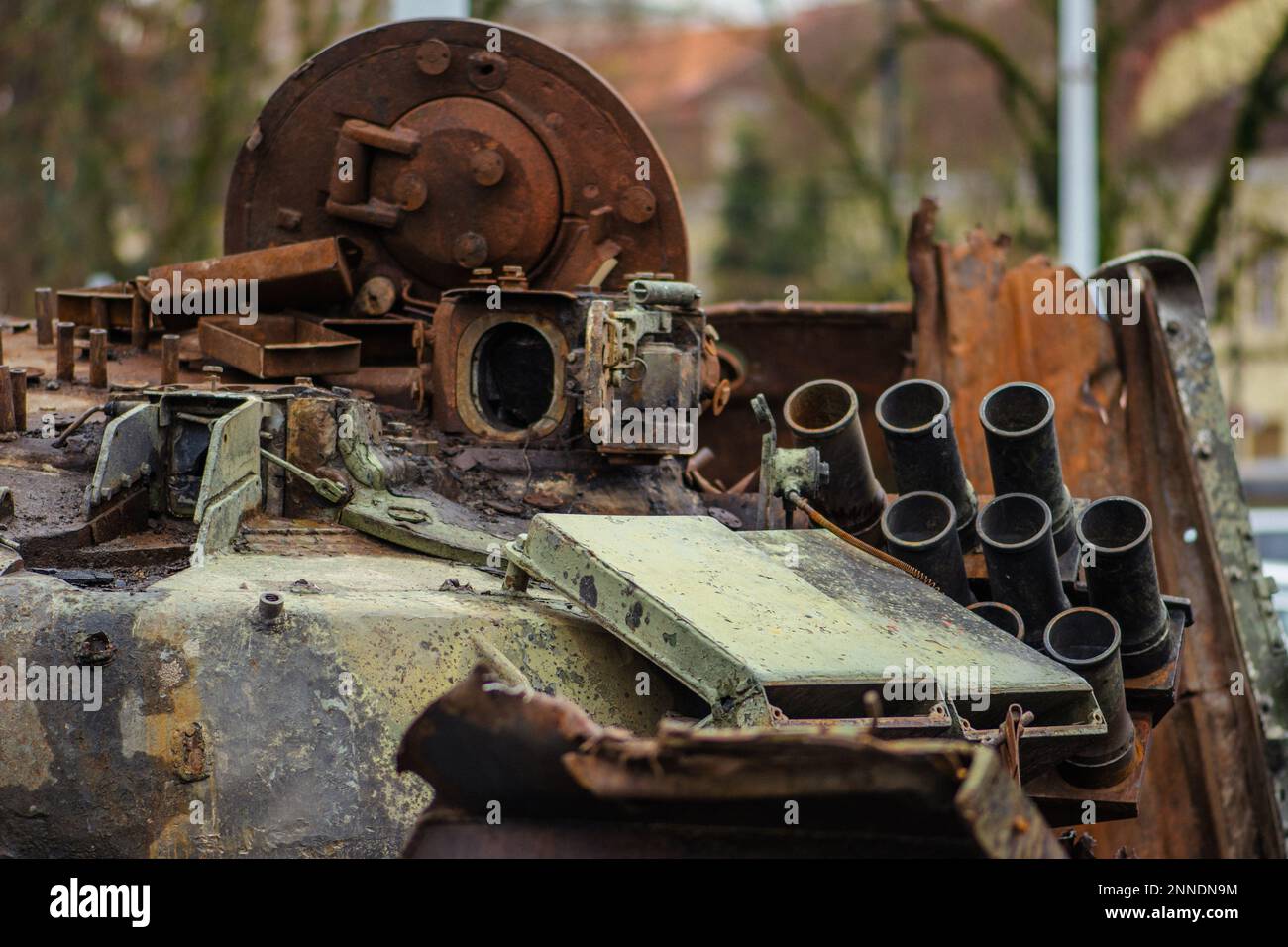 Verbranntes und geschmolzenes rostiges Wrack eines russischen Panzers T ...