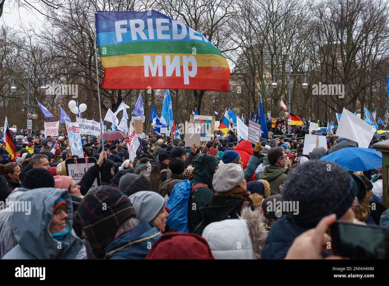 BERLIN - 25. FEBRUAR 2023: Eine große Demonstration am Brandenburger ...