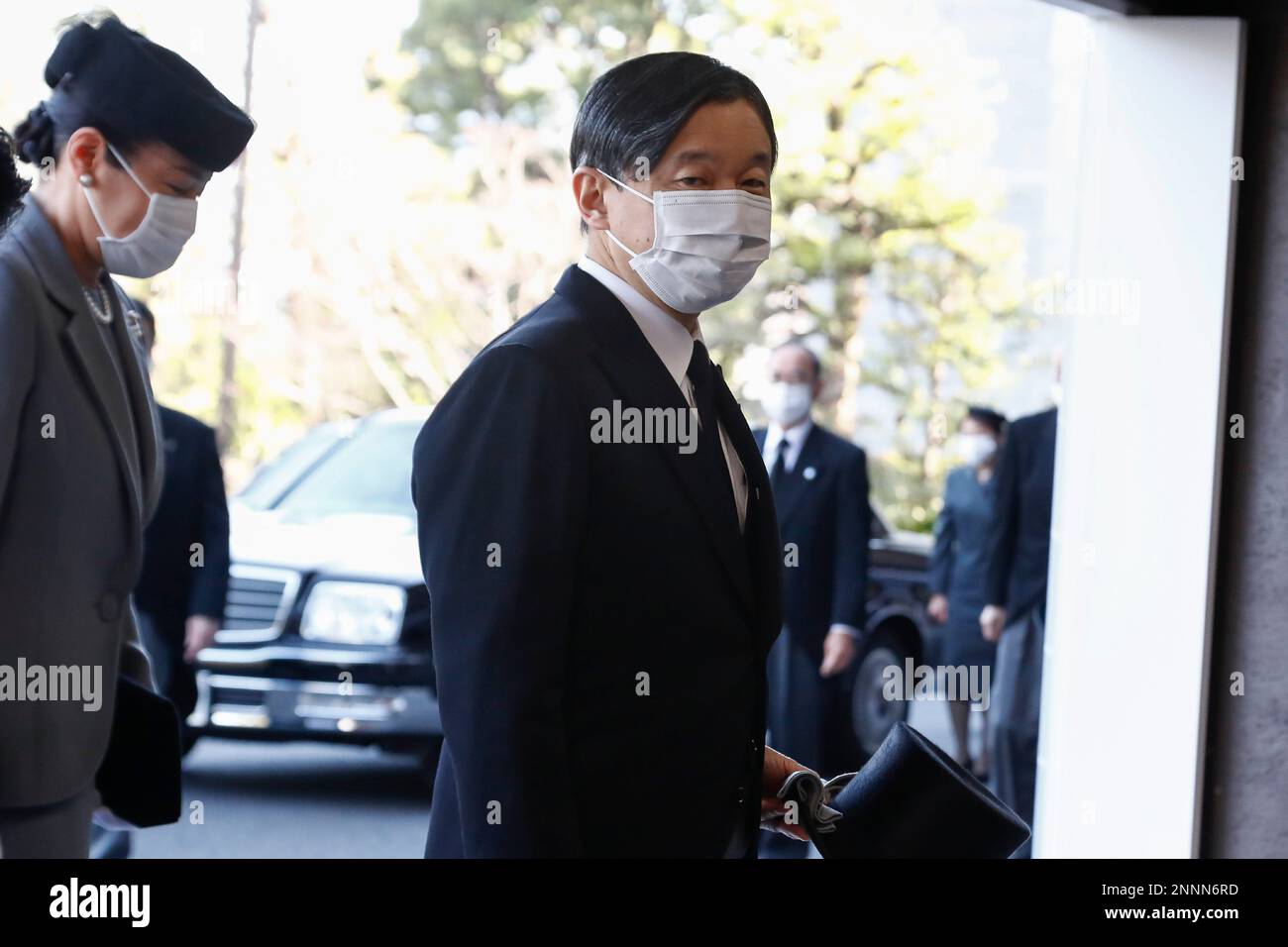 Japanese Emperor Naruhito and Empress Masako wearing face masks arrive ...