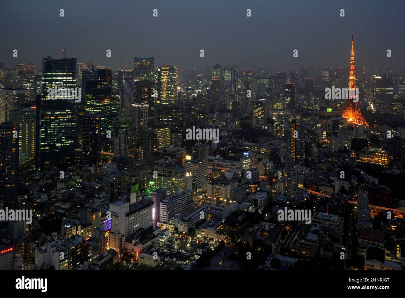 Blick vom Mori-Tower auf die nächtlich beleuchtete Stadt mit dem Tokyo Tower, Rappongi Hills ...