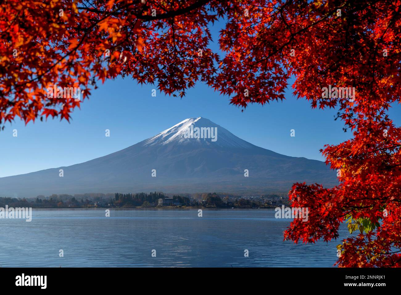 Vulkan Fuji oder Fudschijama mit Schnee auf dem Gipfel, 3776 m, mit See ...