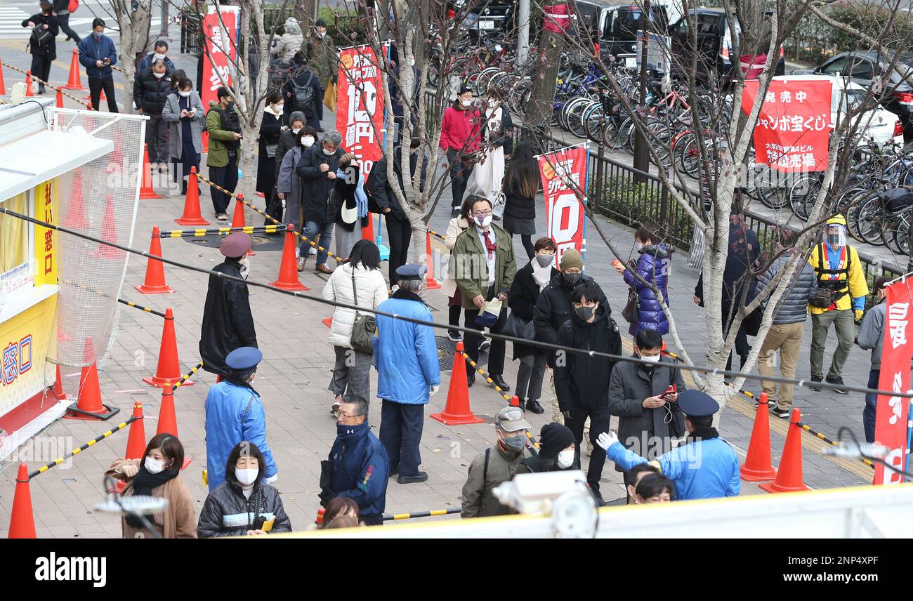 People line up to buy the Year-End Jumbo Lottery at lottery ticket ...