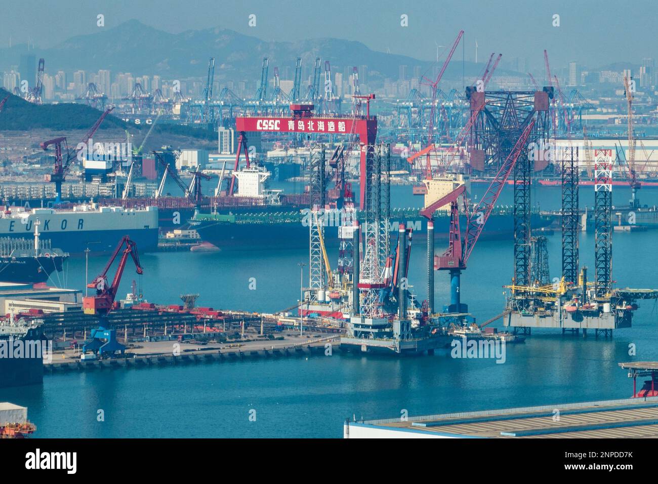 QINGDAO, CHINA - 26. FEBRUAR 2023 - Luftfoto zeigt die Qingdao Haixi ...