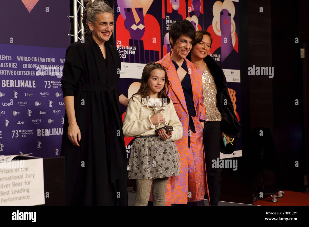 Berlin, Deutschland. 25. Februar 2023. Sofia Otero hält den Silbernen Bären für die beste ...