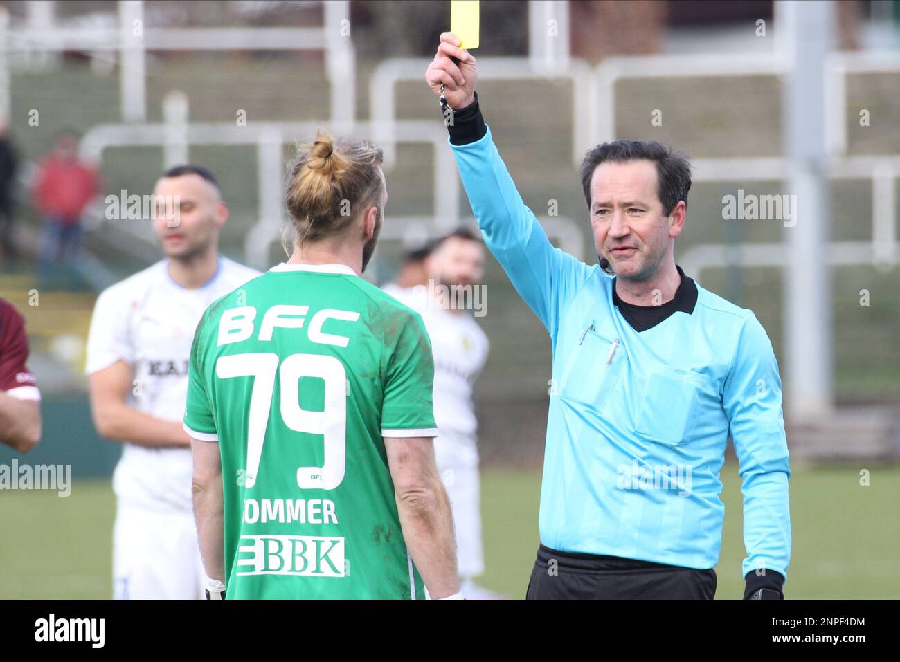 - Ref. Zeigt Kevin Sommer die gelbe Karte vom BFC Dynamo während des ...