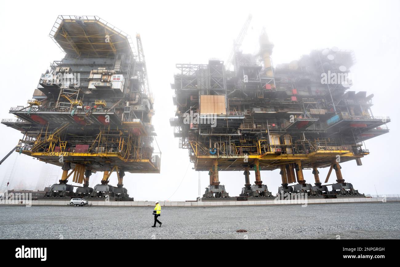 The Tyra East platform at 14, 000 tons, right, and Tyra West 7, 500 ...