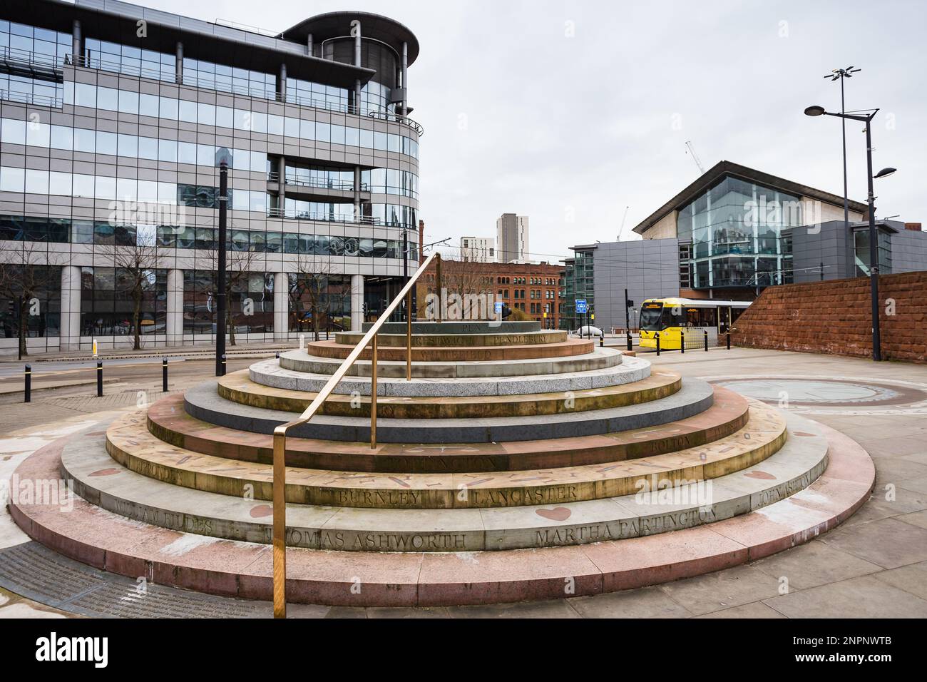 Das Peterloo Memorial ist vor einer Straßenbahn in Manchester zu sehen ...