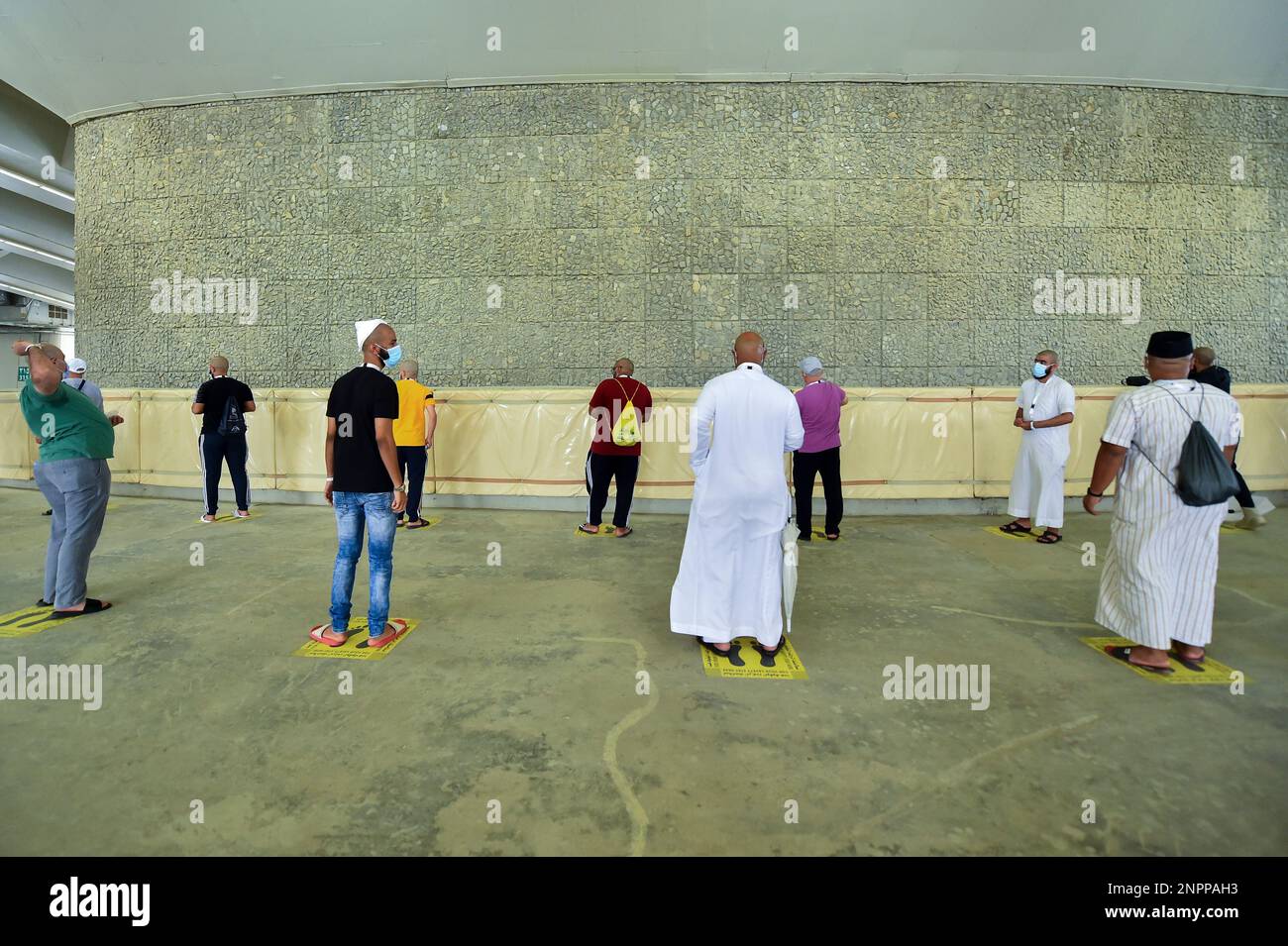 Muslim pilgrims throw pebbles during symbolic stoning of the devil ...