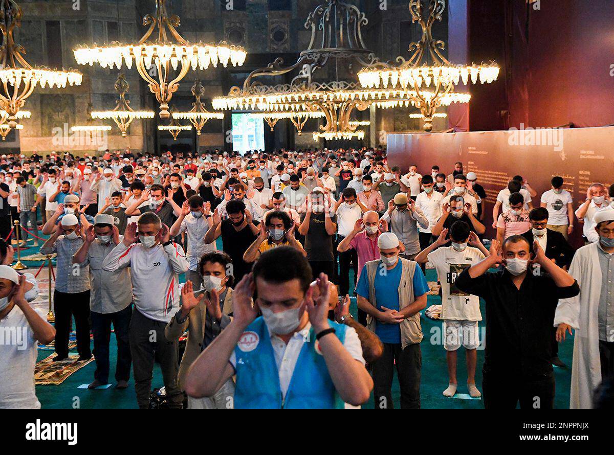 Muslims, wearing protective masks as a precaution against infection ...