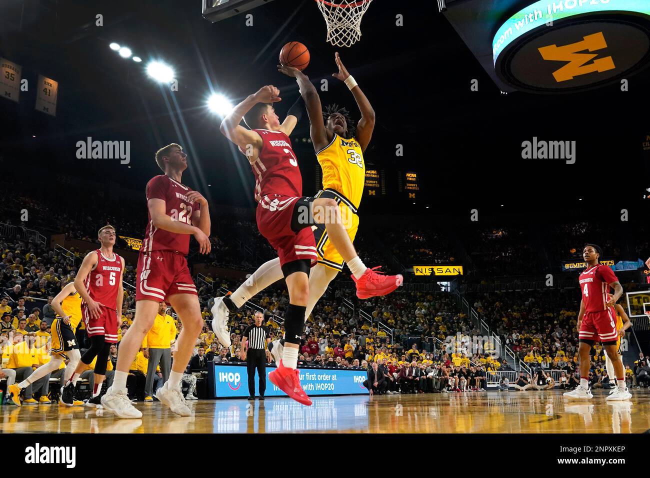 Michigan forward Tarris Reed Jr. (32) drives on Wisconsin guard Connor ...