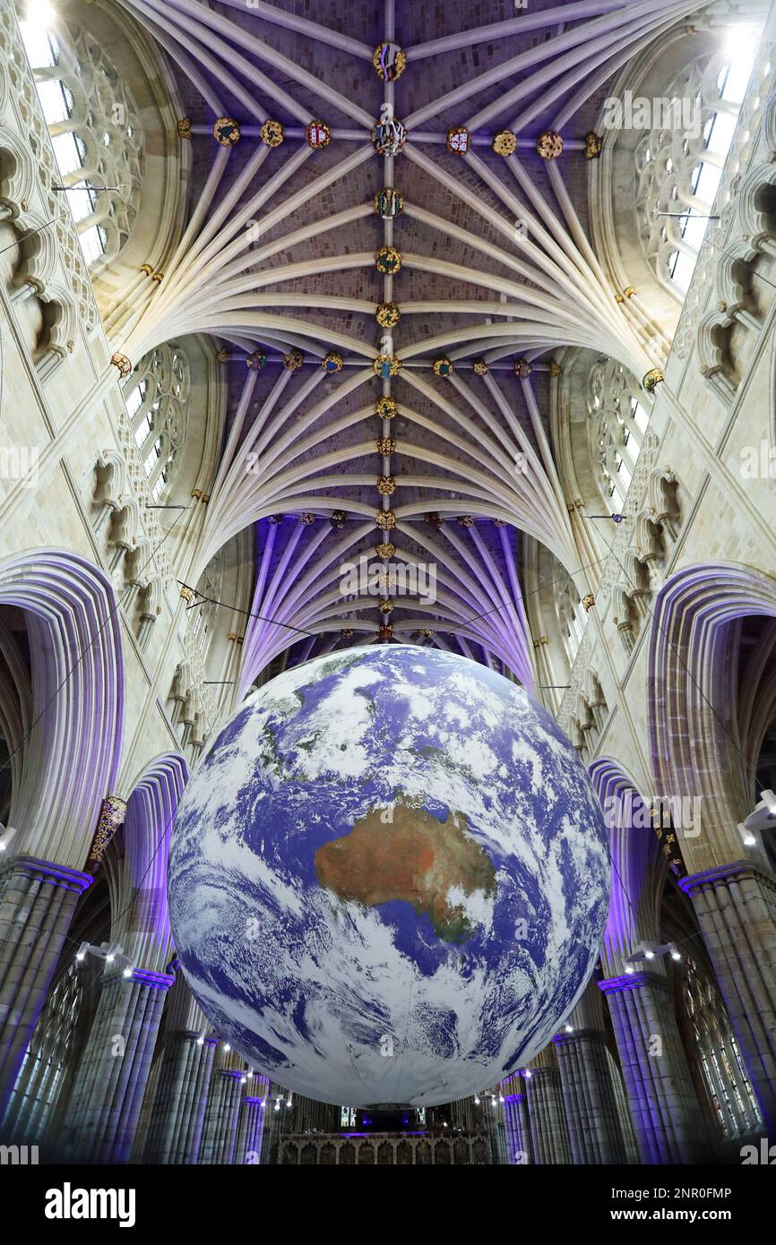 Planet earth art installation von luke jerram -Fotos und -Bildmaterial ...