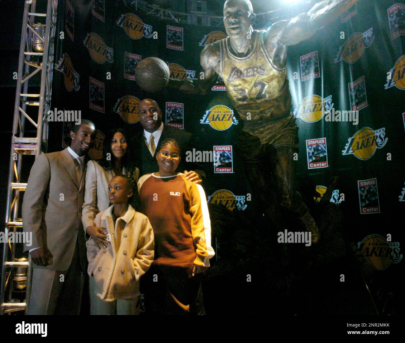 Magic Johnson poses with (from left) son Andre Johnson, wife Cookie ...