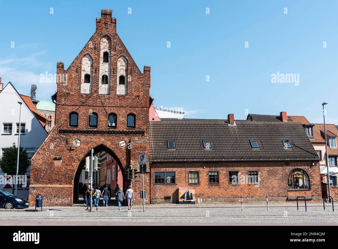 Alter hafen mit wassertor -Fotos und -Bildmaterial in hoher Auflösung ...