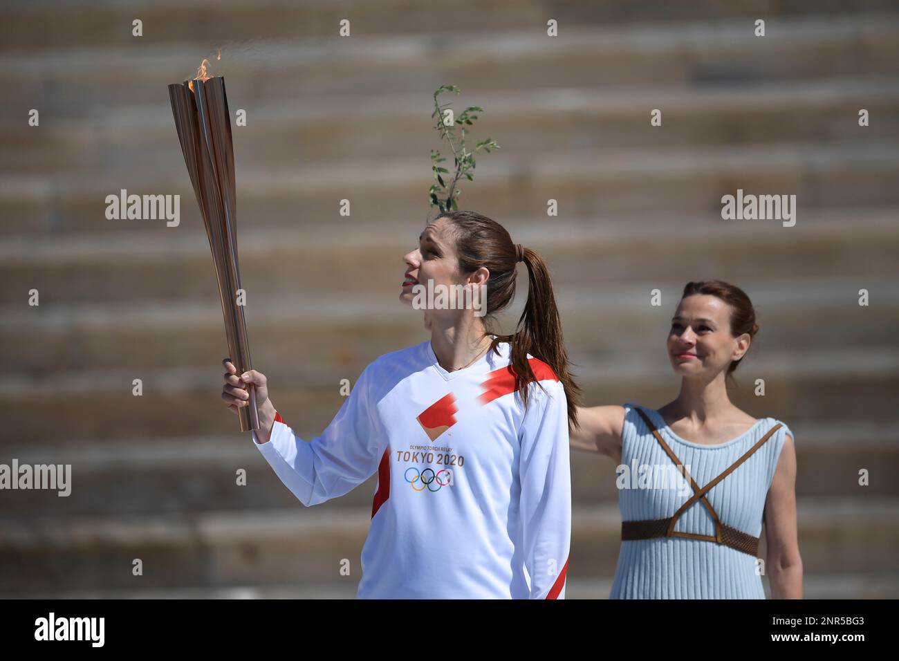 Katerina Stefanidi, Greek Olympic Champion in pole vault, holds the ...