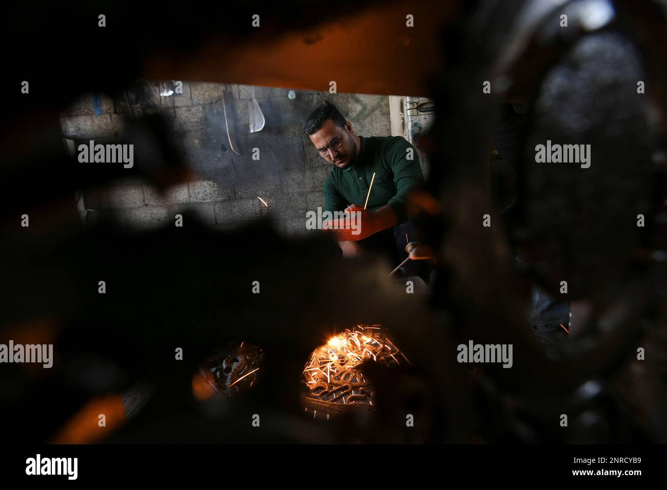 Der palästinensische Künstler Assaf Al-Kherty verwandelt recycelten ...