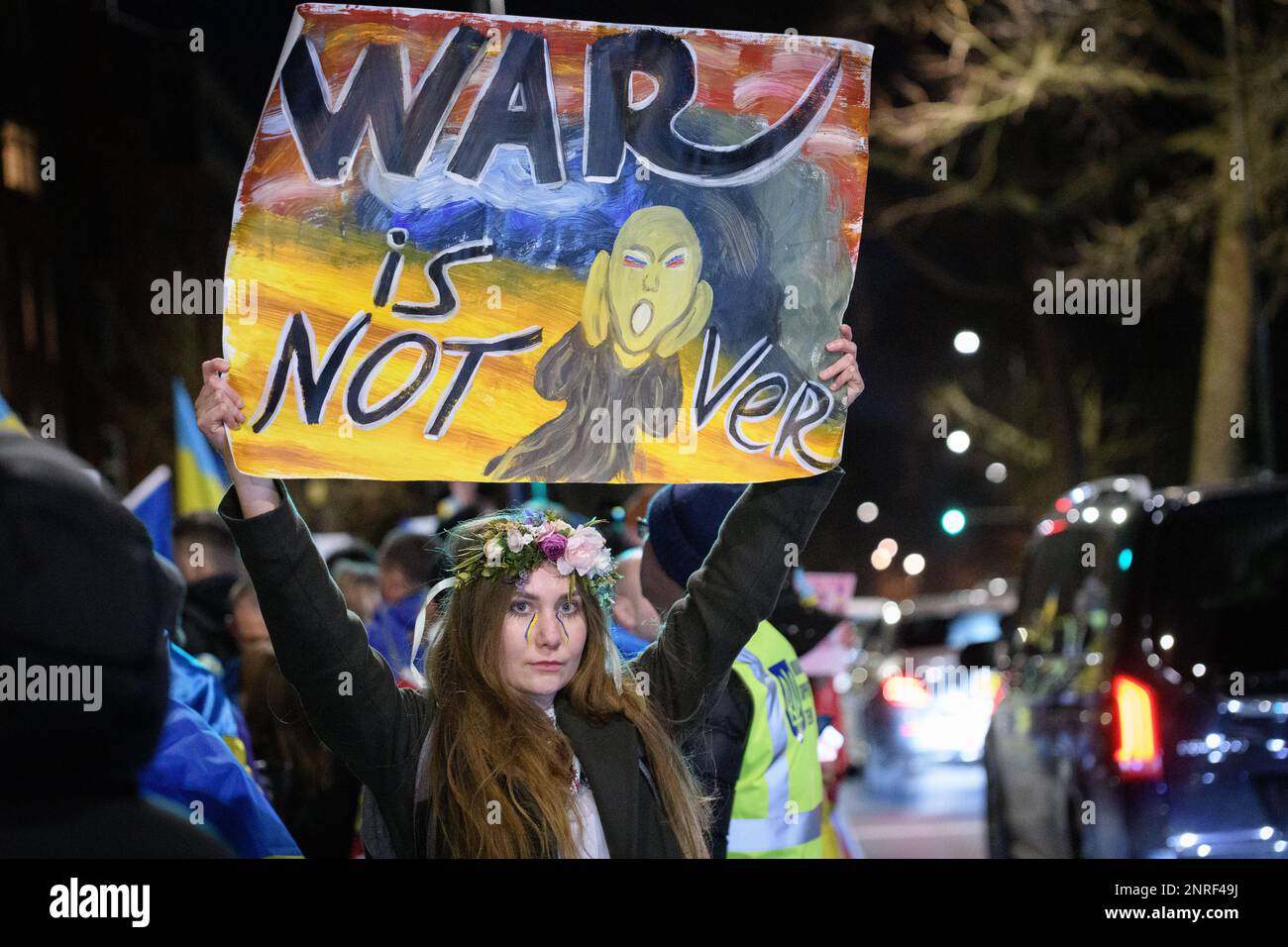 London, Großbritannien. 24. Februar 2023 Eine ukrainische Frau hält ein ...