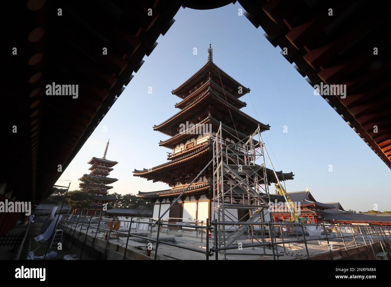 Toto, Eastern Tower whose Suyane, scaffolding and temporary roof placed ...