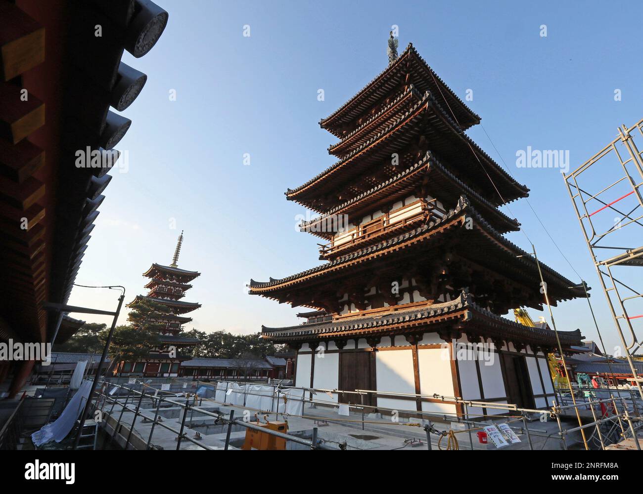 Toto, Eastern Tower whose Suyane, scaffolding and temporary roof placed ...