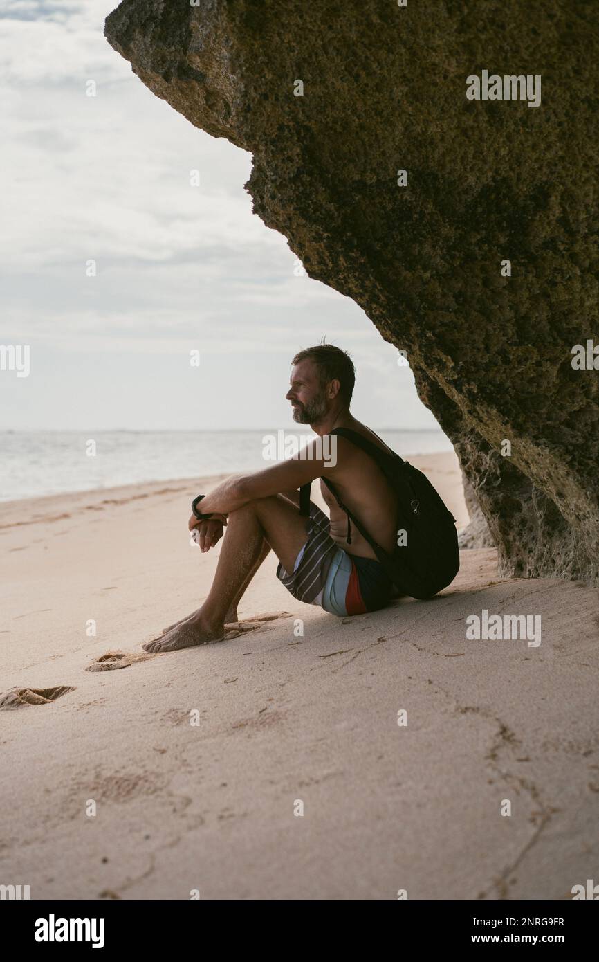 Junger mann geht am strand -Fotos und -Bildmaterial in hoher Auflösung ...
