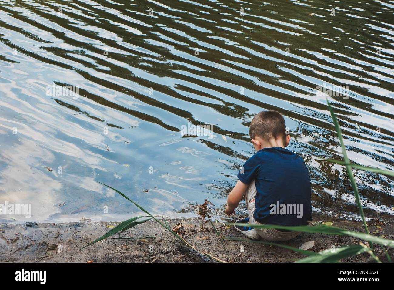 Hockendes kind -Fotos und -Bildmaterial in hoher Auflösung – Alamy