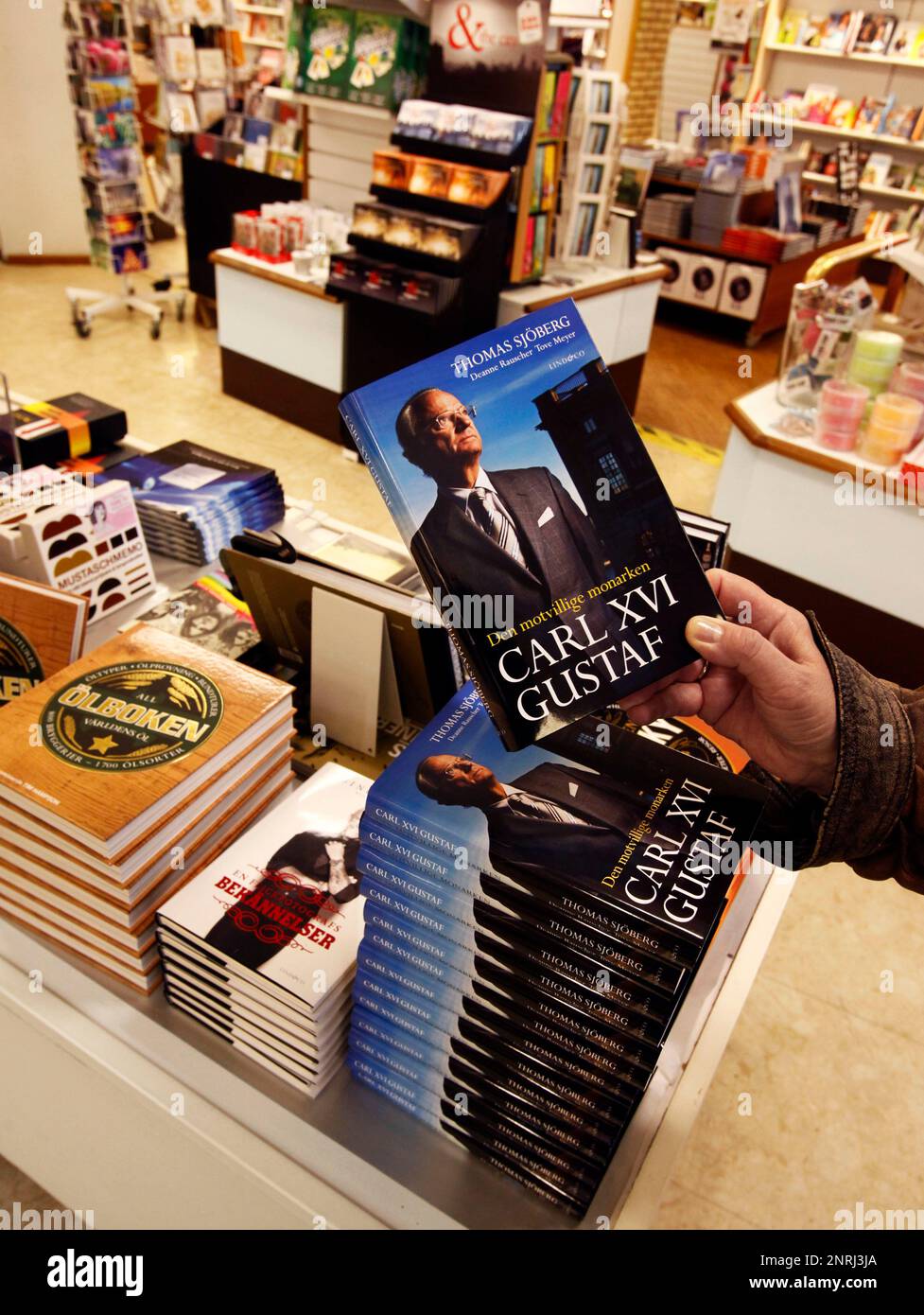 Das Buch "Carl XVI Gustaf - den motvillige monarken", von dem ganz ...