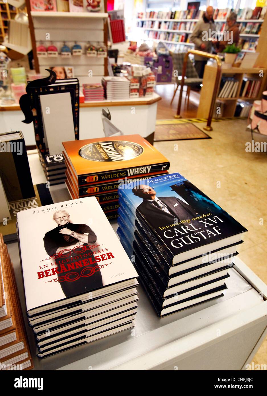 Das Buch "Carl XVI Gustaf - den motvillige monarken", von dem ganz ...