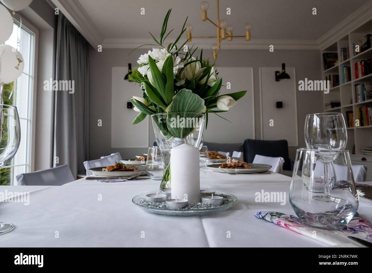 Geschirr und Tischdekorationen bei Feiern Blick von oben auf den Tisch ...