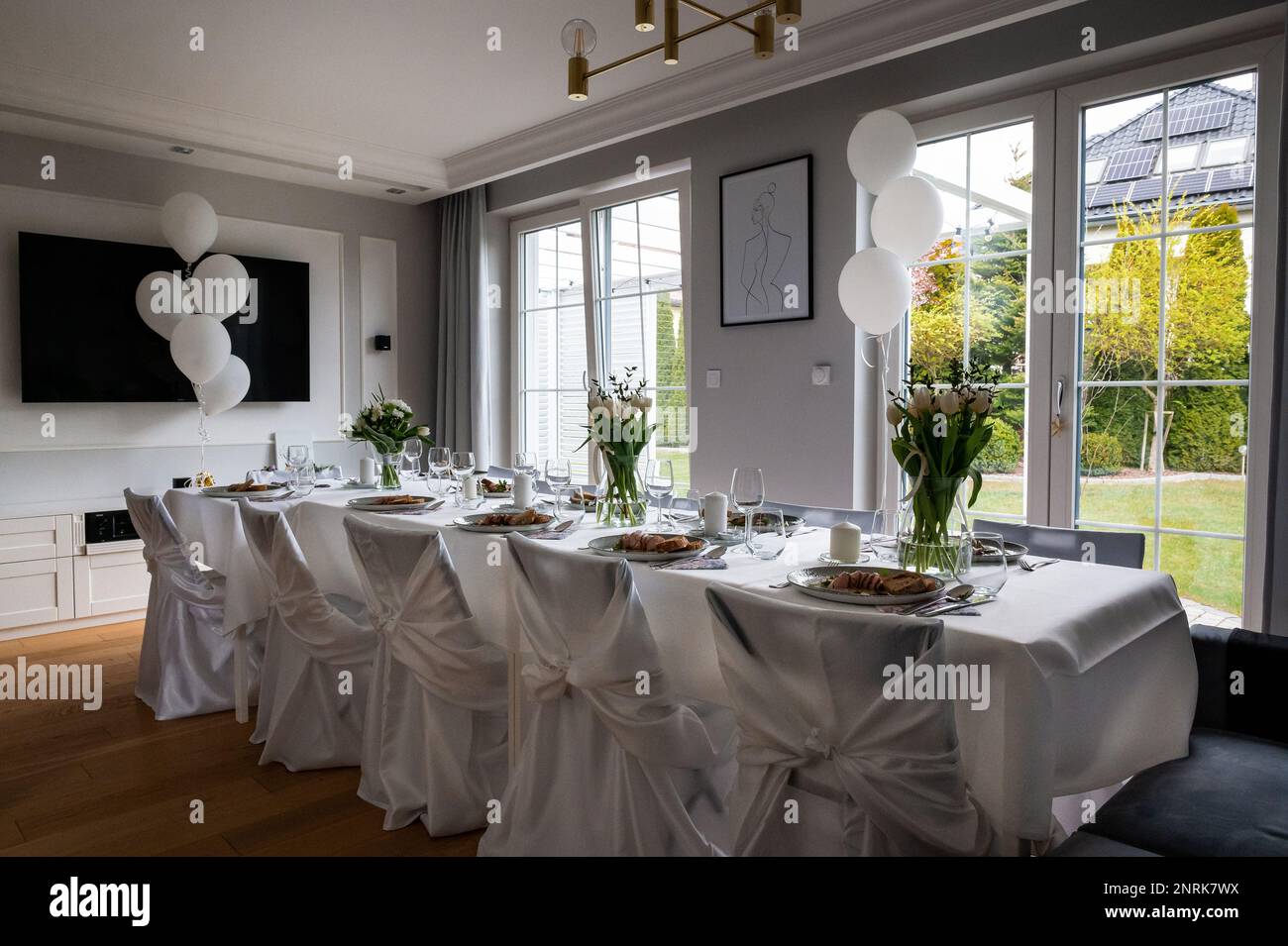 Geschirr und Tischdekorationen bei Feiern Blick von oben auf den Tisch ...