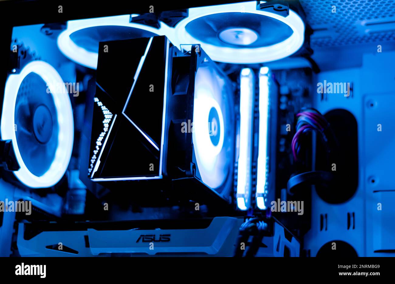 Ein ASUS-Computer auf einem Schreibtisch mit einem Lüfter für die ...