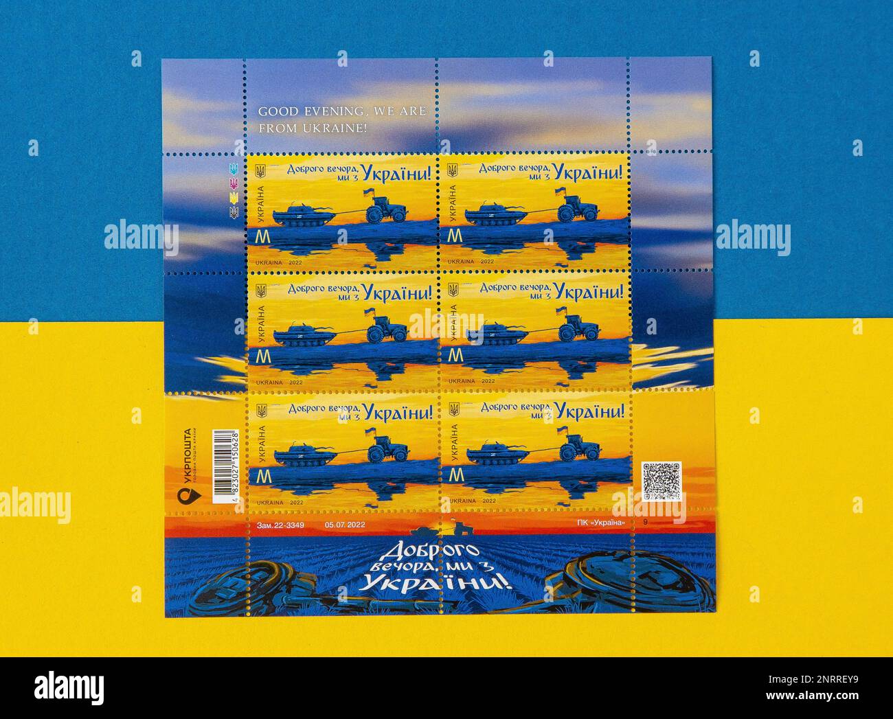 Guten Abend, wir sind aus der Ukraine. Ein ukrainischer Traktor zieht ...