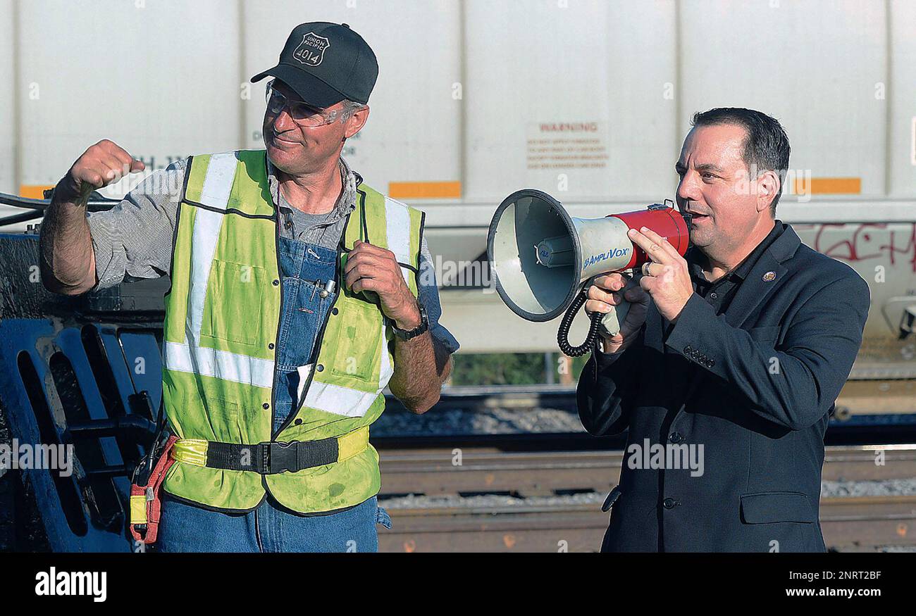 Yuma Mayor Doug Nicholls, right, and engineer Ed Dickens talk to the ...