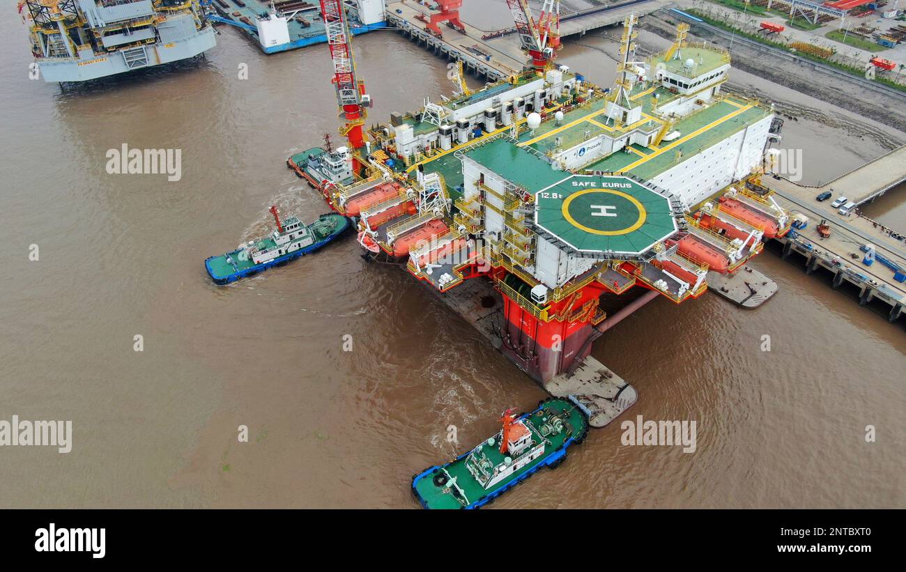 Tugboats move a semi-submersible platform of accommodations built by a ...