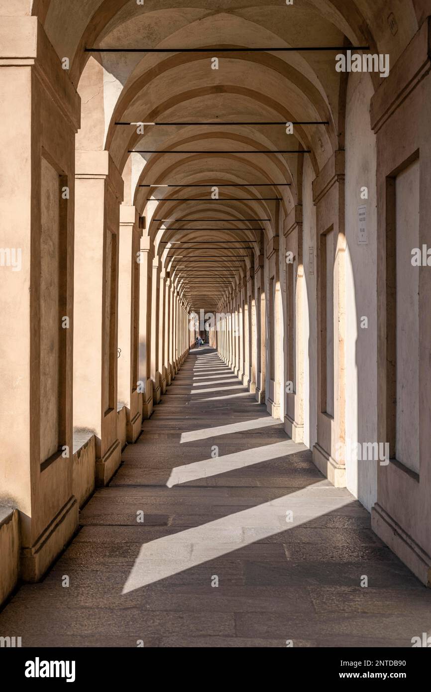 Portico, Arkaden nach Colle della Guardia, die längste Arkade der Welt ...