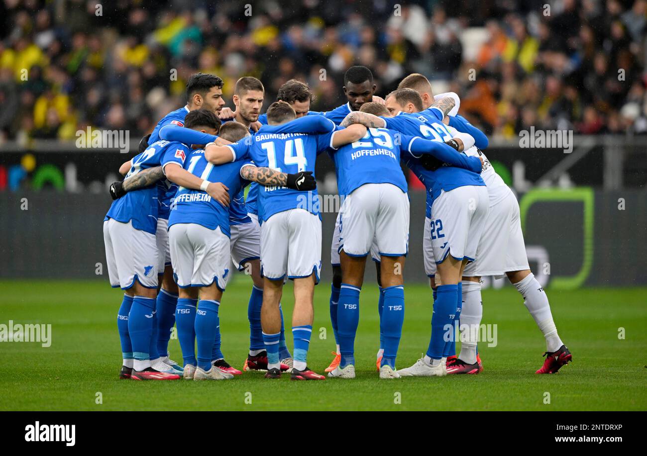 Teambuilding, Kreis des Teams vor dem Spielbeginn, TSG 1899 Hoffenheim ...