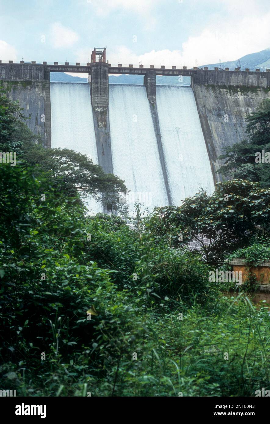 Überlauf von Wasser im Siruvani-Staudamm in Siruvani, Kerala, Südindien ...