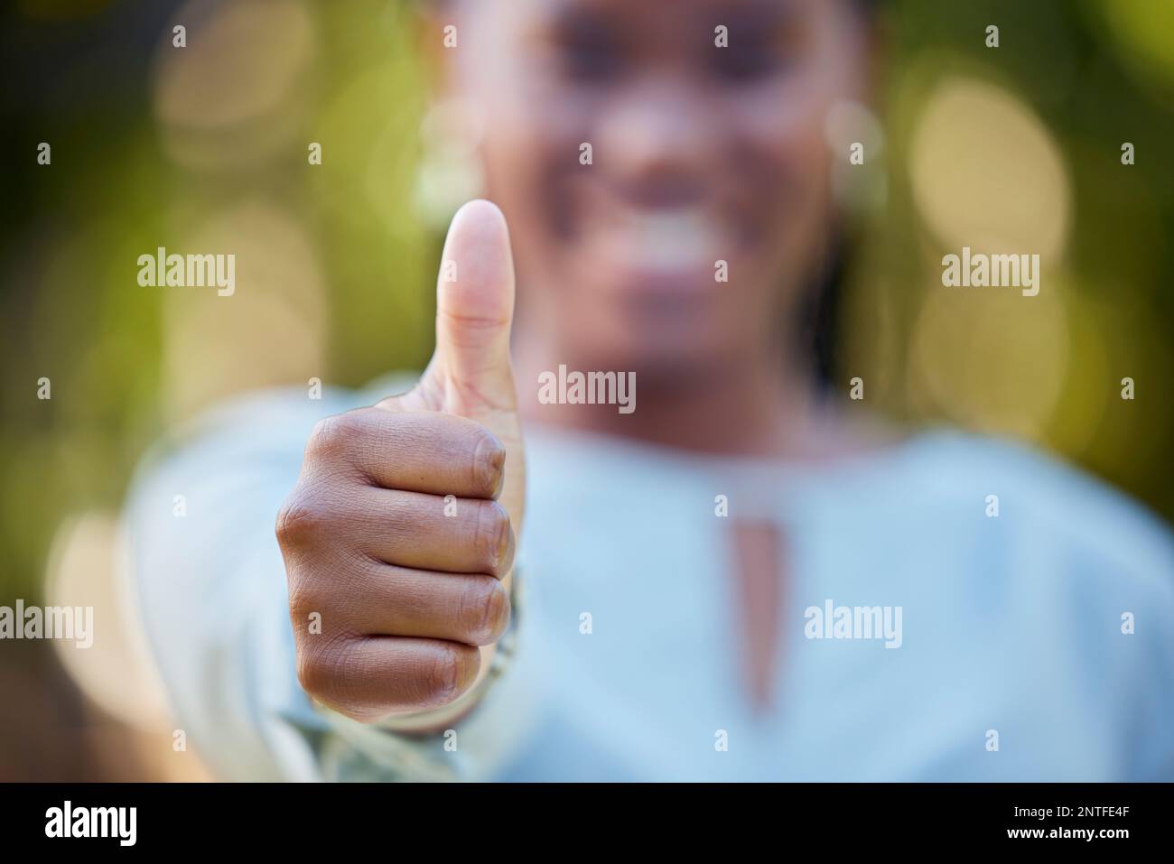 Hand, Nahaufnahme und Daumen hoch von einer schwarzen Frau, die ja, Empfehlung oder Danke auf ...