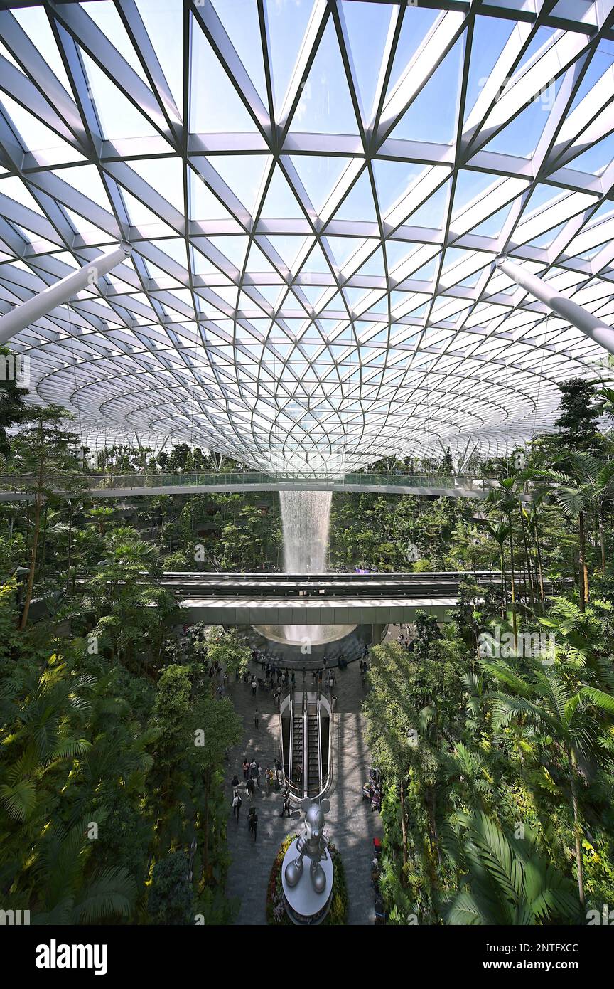 Regenwirbel am Jewel Changi Airport mit 40 m Wasserfall, der durch den ...