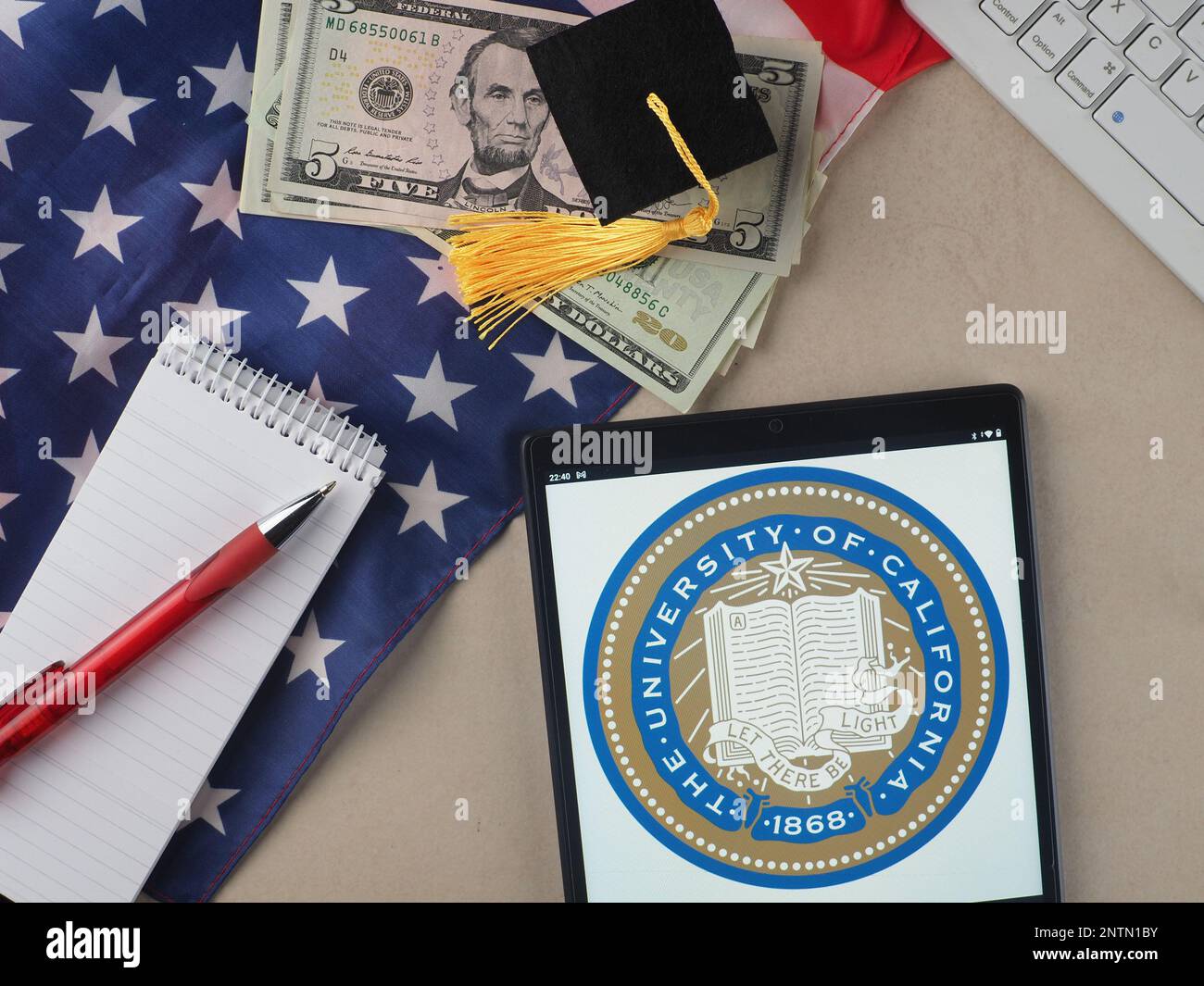 In dieser Fotoabbildung ist das Logo der University of California, Los ...